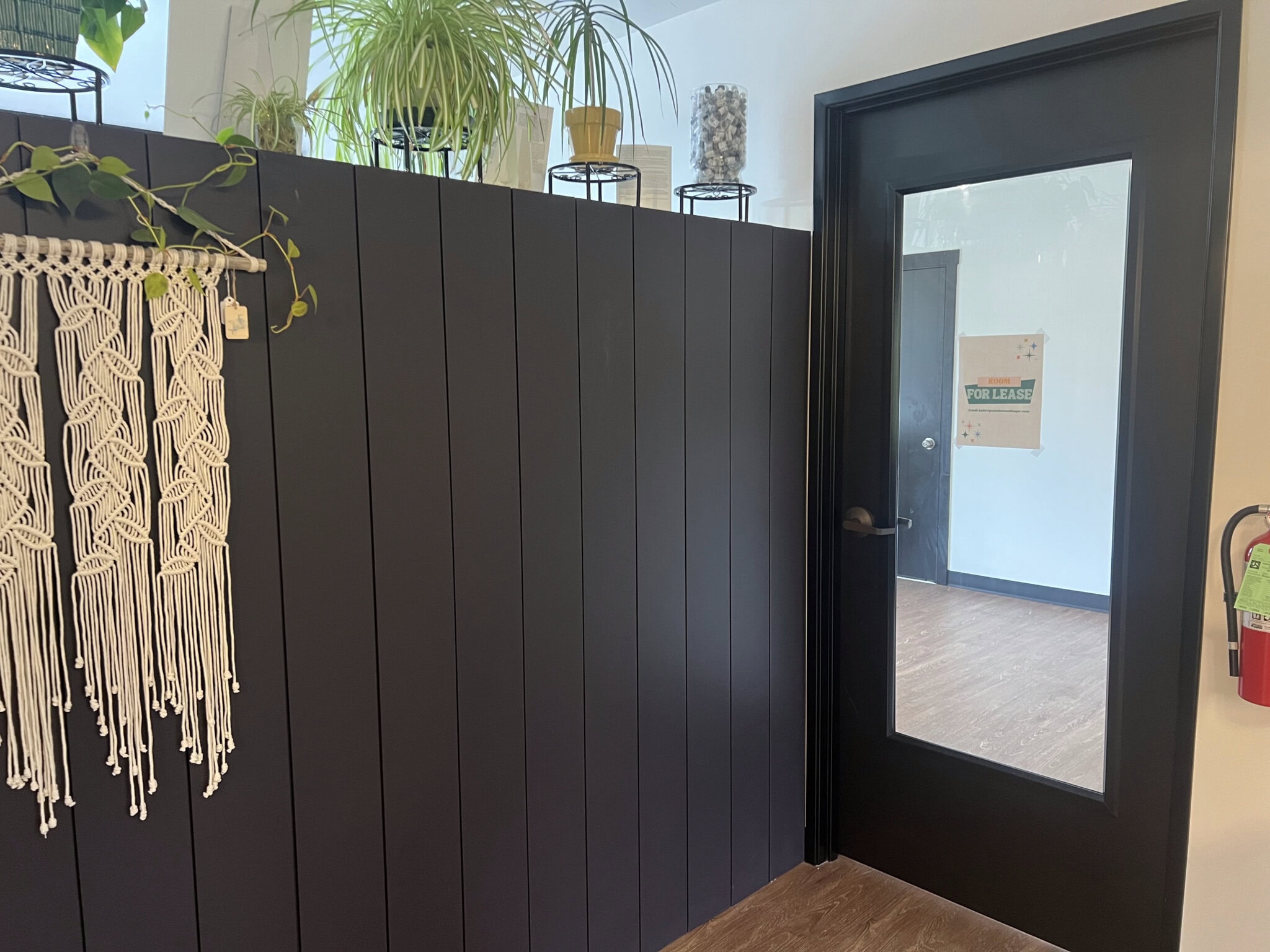 Room Available in Beautiful Happy Valley Studio – Salon Renter