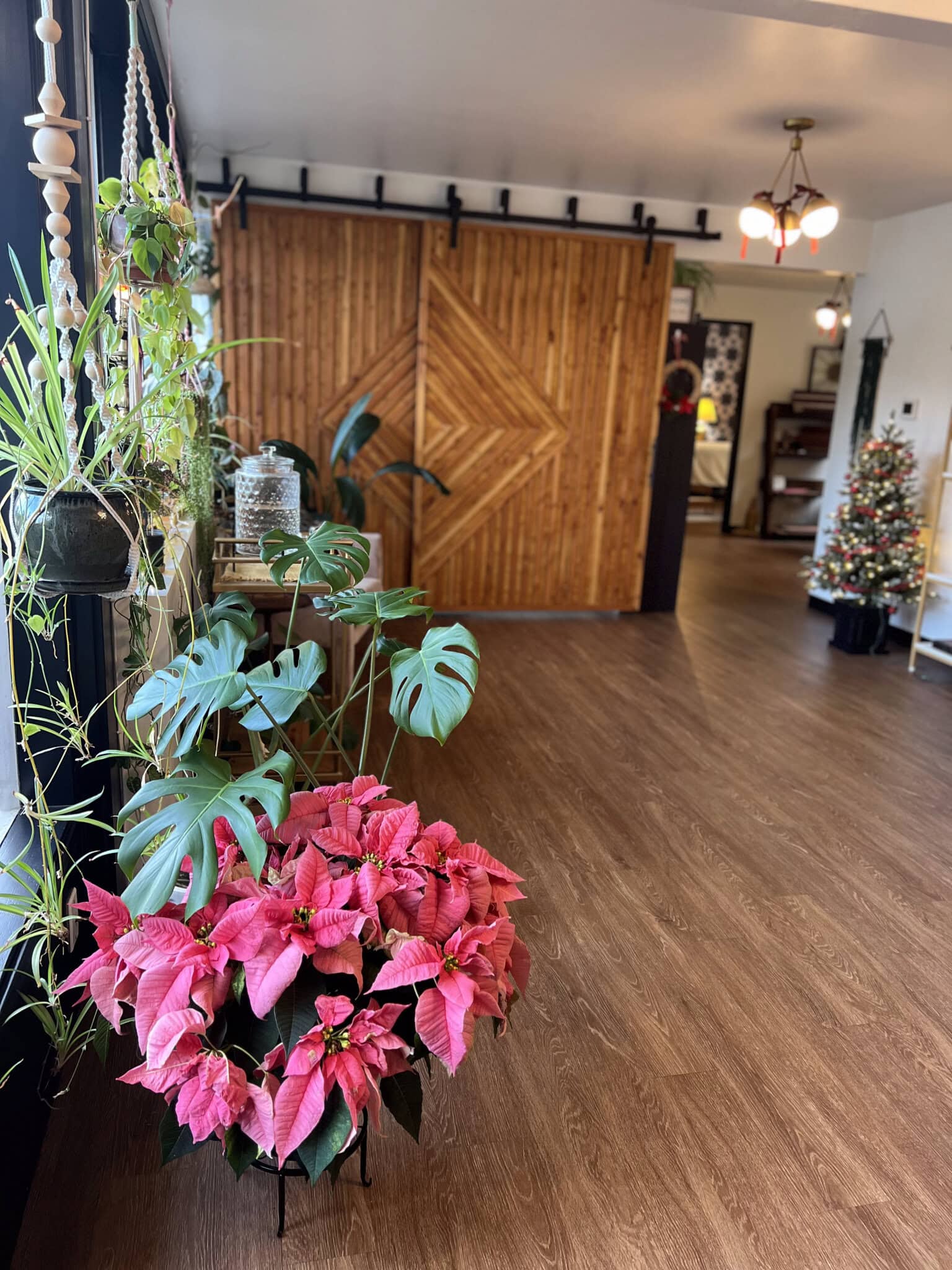 Room Available in Beautiful Happy Valley Studio – Salon Renter