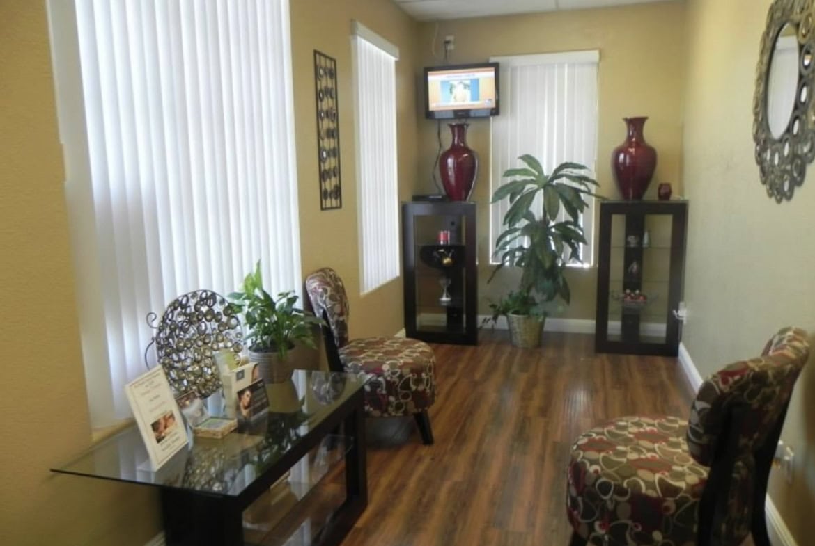 Large Private Salon Suite – Central Location – Salon Renter