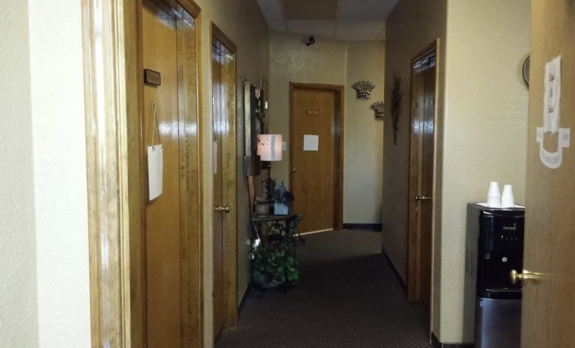 Large Private Salon Suite – Central Location – Salon Renter